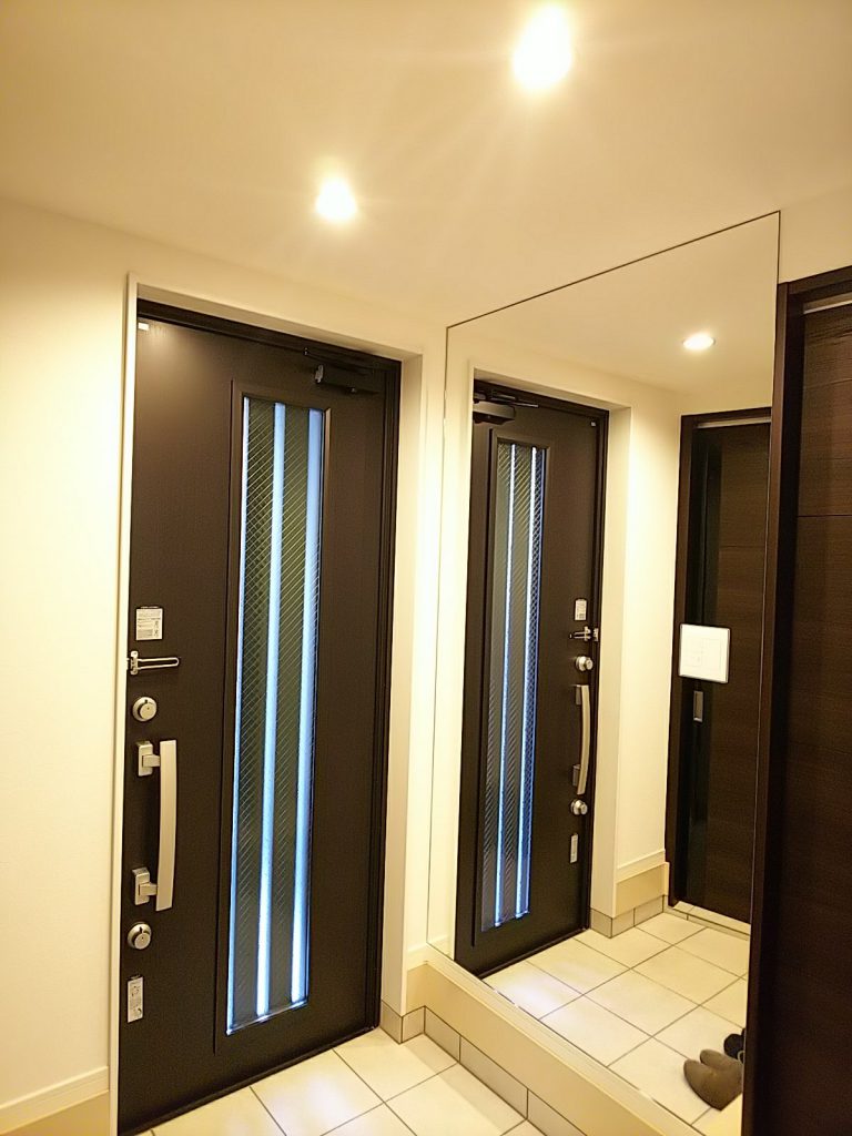 玄関ミラー | ガラス・ミラー施工 株式会社エアプラス